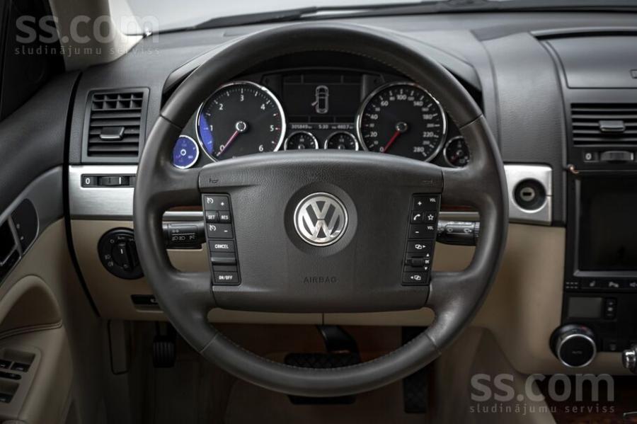 Black Volkswagen Touareg 2008 in Riga, with an engine capacity of 3.00 L and mileage of 306 thousand km for 6500 €, photo 22 on AUTOMOTO.COM.LV