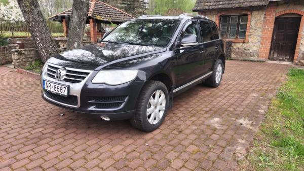Black Volkswagen Touareg 2008 in Riga, with an engine capacity of 3.00 L and mileage of 392 thousand km for 4900 €, photo 5 on AUTOMOTO.COM.LV