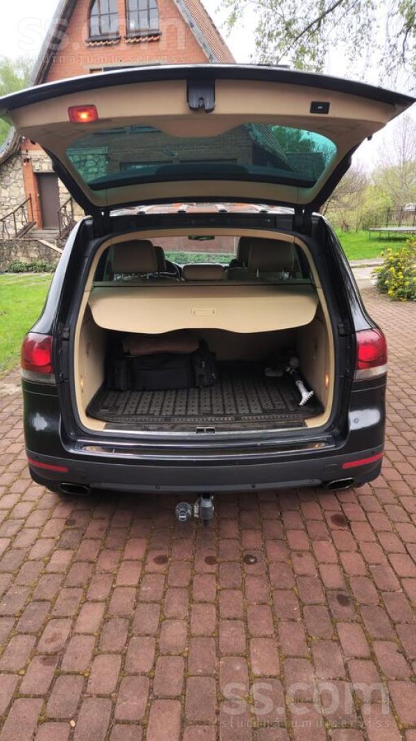 Black Volkswagen Touareg 2008 in Riga, with an engine capacity of 3.00 L and mileage of 392 thousand km for 4900 €, photo 8 on AUTOMOTO.COM.LV