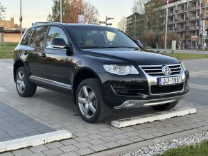 Черный Фольксваген Туарег 2008 в Цесис, объемом двигателя 3.00 л и пробегом 342 тыс. км за 7495 €, фото 1 на AUTOMOTO.COM.LV