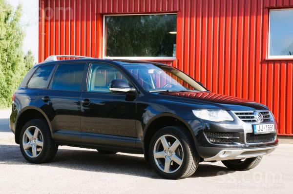 Black Volkswagen Touareg 2008 in Cesis, with an engine capacity of 3.00 L and mileage of 345 thousand km for 7295 €, photo 1 on AUTOMOTO.COM.LV