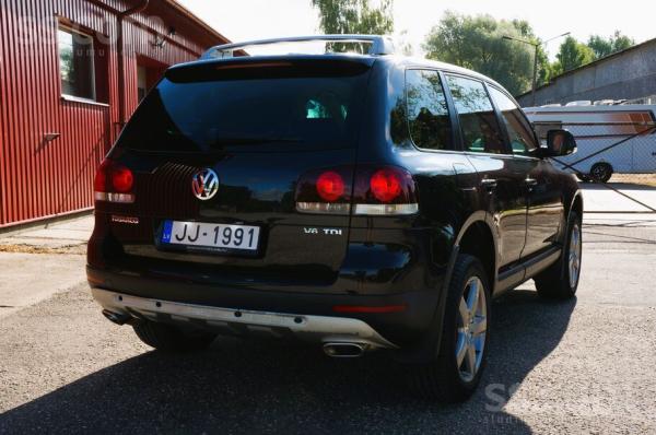 Black Volkswagen Touareg 2008 in Cesis, with an engine capacity of 3.00 L and mileage of 345 thousand km for 7295 €, photo 4 on AUTOMOTO.COM.LV