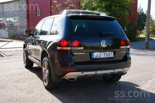 Black Volkswagen Touareg 2008 in Cesis, with an engine capacity of 3.00 L and mileage of 345 thousand km for 7295 €, photo 5 on AUTOMOTO.COM.LV