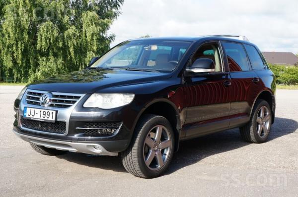 Black Volkswagen Touareg 2008 in Cesis, with an engine capacity of 3.00 L and mileage of 345 thousand km for 7295 €, photo 7 on AUTOMOTO.COM.LV