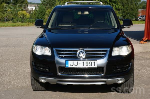 Black Volkswagen Touareg 2008 in Cesis, with an engine capacity of 3.00 L and mileage of 345 thousand km for 7295 €, photo 8 on AUTOMOTO.COM.LV