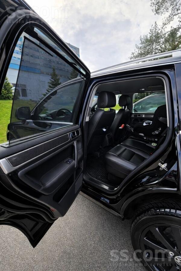 Black Volkswagen Touareg 2008 in Daugavpils, with an engine capacity of 3.00 L and mileage of 308 thousand km for 7300 €, photo 6 on AUTOMOTO.COM.LV