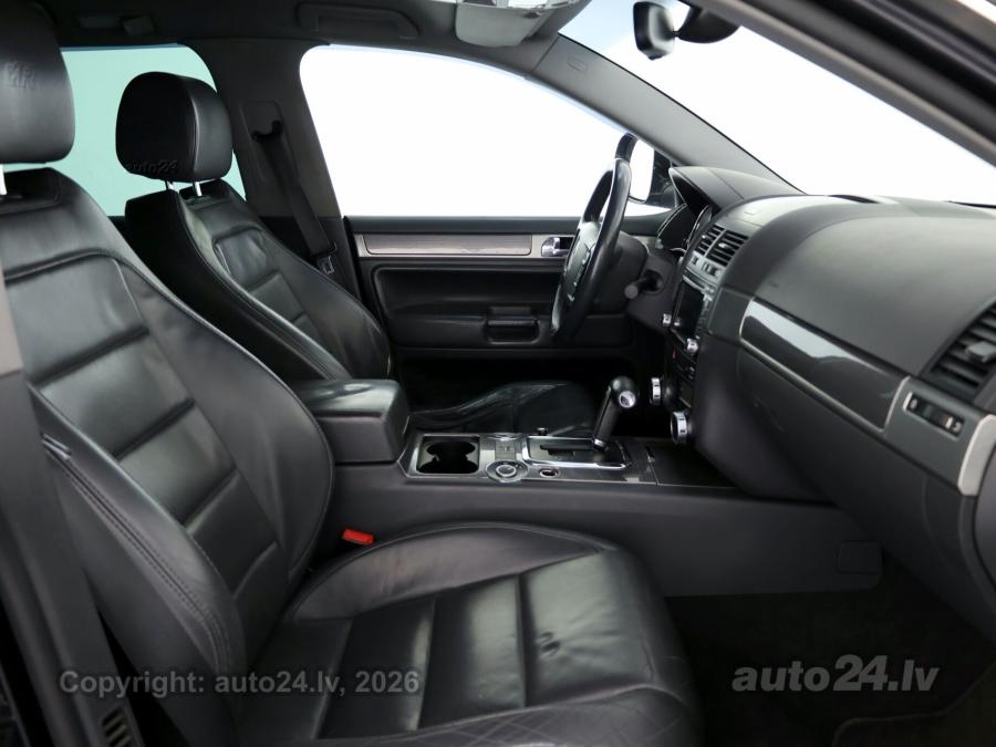 Melns Volkswagen Touareg 2008 Tallina, ar dzinēja tilpumu 3.00 L un nobraukumu 328 tūkst. km par 3499 €, foto 7 vietnē AUTOMOTO.COM.LV