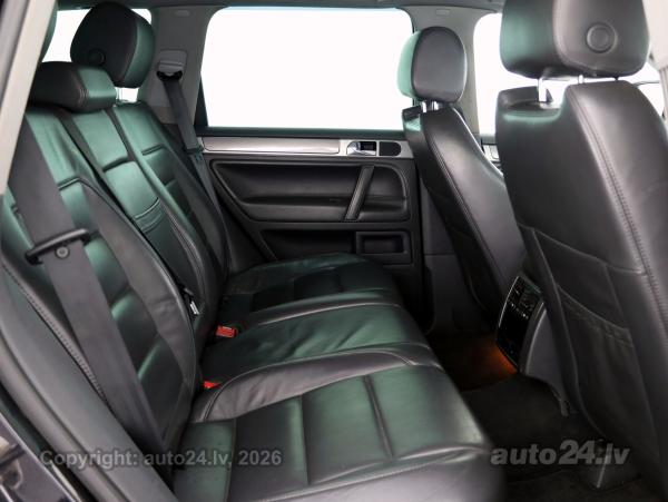 Melns Volkswagen Touareg 2008 Tallina, ar dzinēja tilpumu 3.00 L un nobraukumu 328 tūkst. km par 3499 €, foto 7 vietnē AUTOMOTO.COM.LV