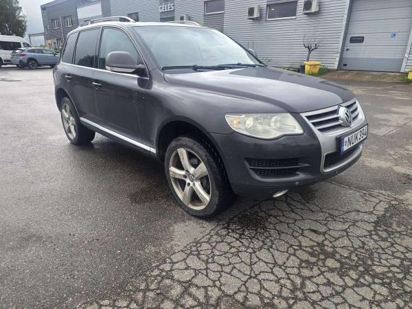 Melns Volkswagen Touareg 2008 Viļņa, ar dzinēja tilpumu 2.97 L un nobraukumu 430 tūkst. km par 2800 €, foto 1 vietnē AUTOMOTO.COM.LV