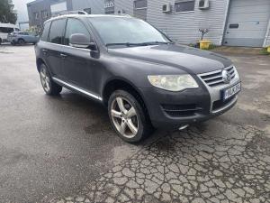 Melns Volkswagen Touareg 2008 Viļņa, ar dzinēja tilpumu 2.97 L un nobraukumu 430 tūkst. km par 2800 €, foto  vietnē AUTOMOTO.COM.LV