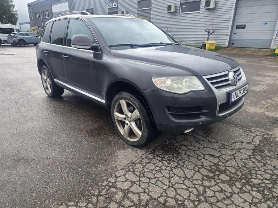 Melns Volkswagen Touareg 2008 Viļņa, ar dzinēja tilpumu 2.97 L un nobraukumu 430 tūkst. km par 2800 €, foto 1 vietnē AUTOMOTO.COM.LV