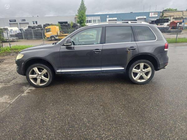 Melns Volkswagen Touareg 2008 Viļņa, ar dzinēja tilpumu 2.97 L un nobraukumu 430 tūkst. km par 2800 €, foto 4 vietnē AUTOMOTO.COM.LV