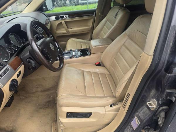 Melns Volkswagen Touareg 2008 Viļņa, ar dzinēja tilpumu 2.97 L un nobraukumu 430 tūkst. km par 2800 €, foto 9 vietnē AUTOMOTO.COM.LV