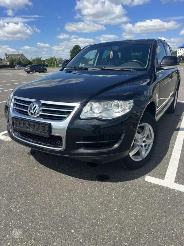 Black Volkswagen Touareg 2008 in Utena, with an engine capacity of 2.97 L and mileage of 305 thousand km for 4500 €, photo 1 on AUTOMOTO.COM.LV