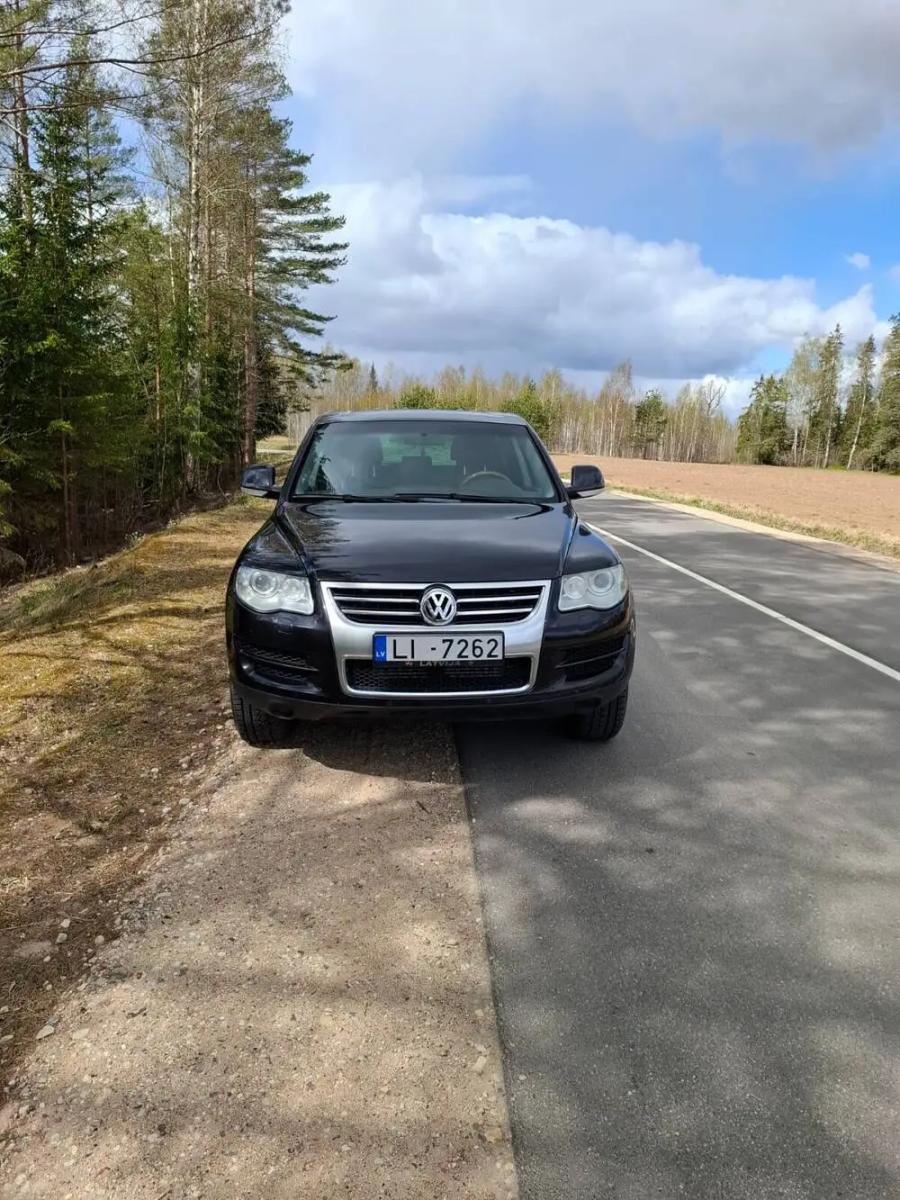 Melns Volkswagen Touareg 2008 Rīga, ar dzinēja tilpumu 3.00 L un nobraukumu 260 tūkst. km par 4700 €, foto 1 vietnē AUTOMOTO.COM.LV
