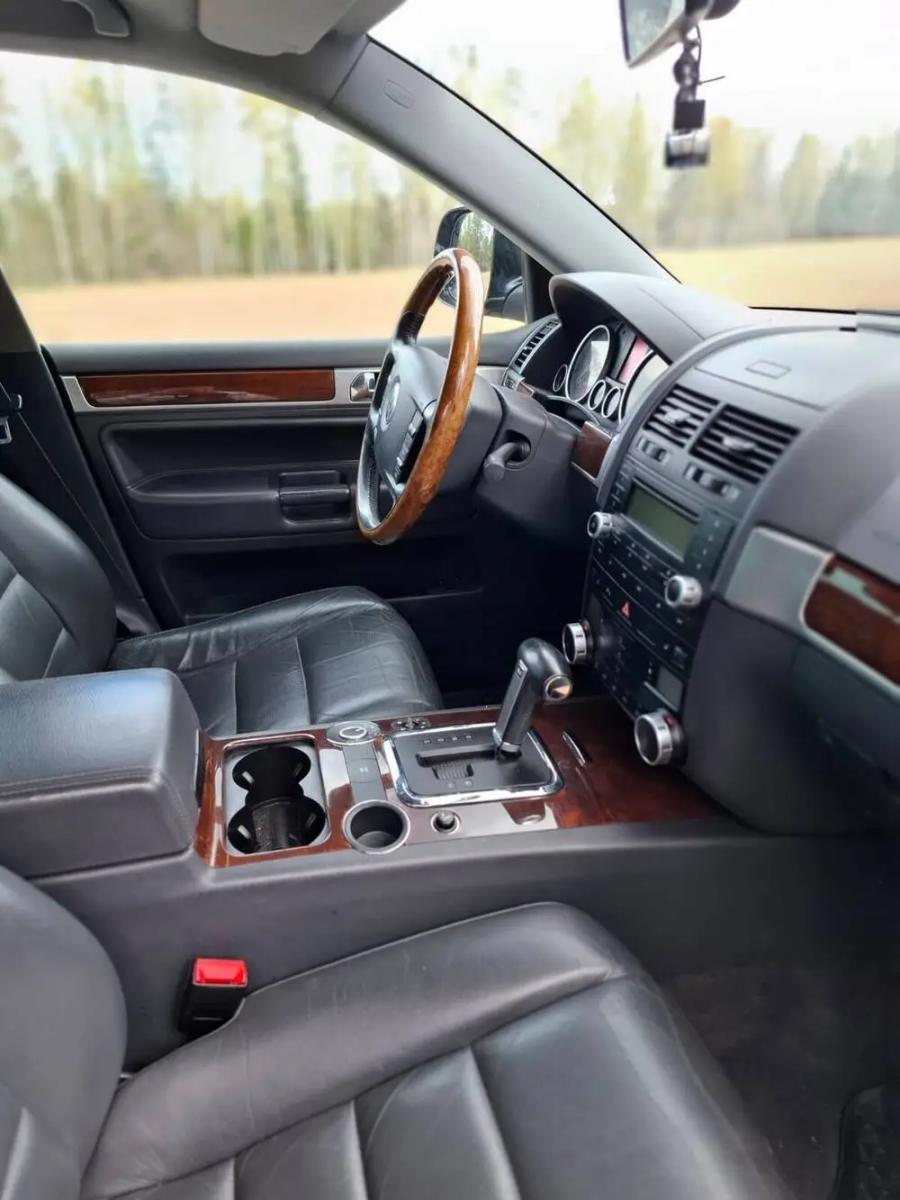Melns Volkswagen Touareg 2008 Rīga, ar dzinēja tilpumu 3.00 L un nobraukumu 260 tūkst. km par 4700 €, foto 14 vietnē AUTOMOTO.COM.LV