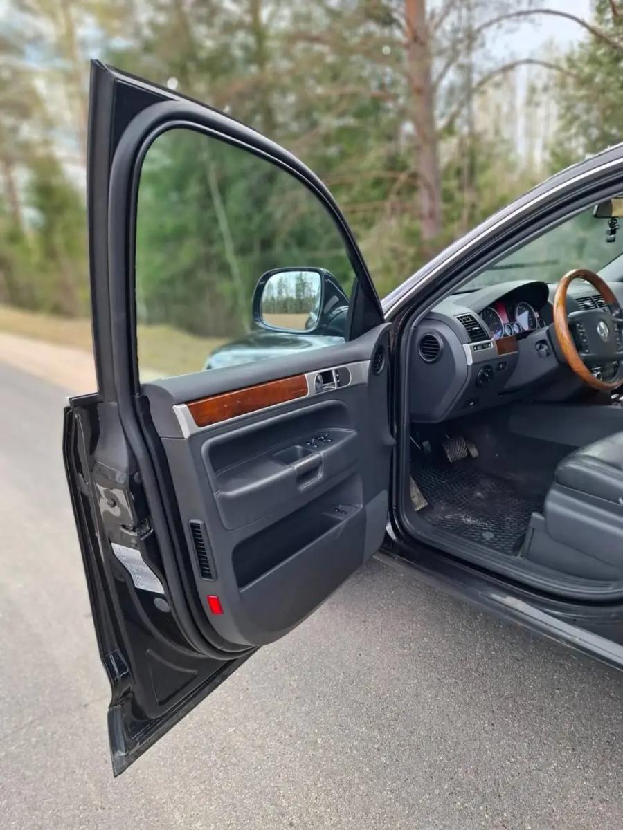 Melns Volkswagen Touareg 2008 Rīga, ar dzinēja tilpumu 3.00 L un nobraukumu 260 tūkst. km par 4700 €, foto 18 vietnē AUTOMOTO.COM.LV