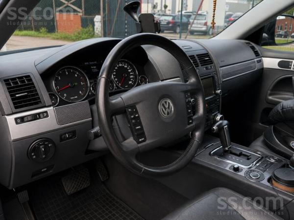 Melns Volkswagen Touareg 2008 Rīga, ar dzinēja tilpumu 3.00 L un nobraukumu 303 tūkst. km par 5390 €, foto 6 vietnē AUTOMOTO.COM.LV