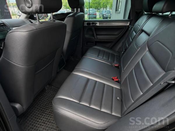 Melns Volkswagen Touareg 2008 Rīga, ar dzinēja tilpumu 3.00 L un nobraukumu 303 tūkst. km par 5390 €, foto 7 vietnē AUTOMOTO.COM.LV