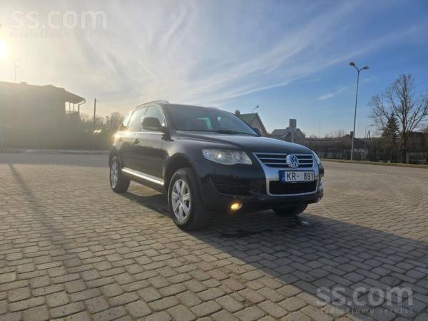 Black Volkswagen Touareg 2008 in Cesis, with an engine capacity of 3.00 L and mileage of 308 thousand km for 5200 €, photo 2 on AUTOMOTO.COM.LV
