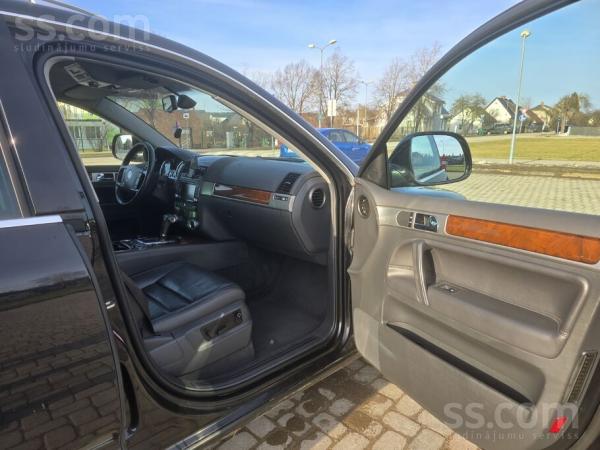 Black Volkswagen Touareg 2008 in Cesis, with an engine capacity of 3.00 L and mileage of 308 thousand km for 5200 €, photo 6 on AUTOMOTO.COM.LV