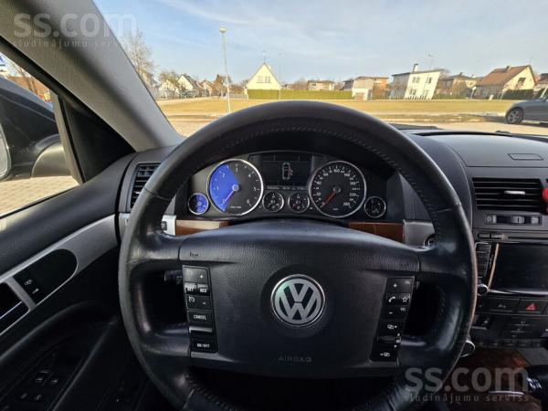 Black Volkswagen Touareg 2008 in Cesis, with an engine capacity of 3.00 L and mileage of 308 thousand km for 5200 €, photo 8 on AUTOMOTO.COM.LV