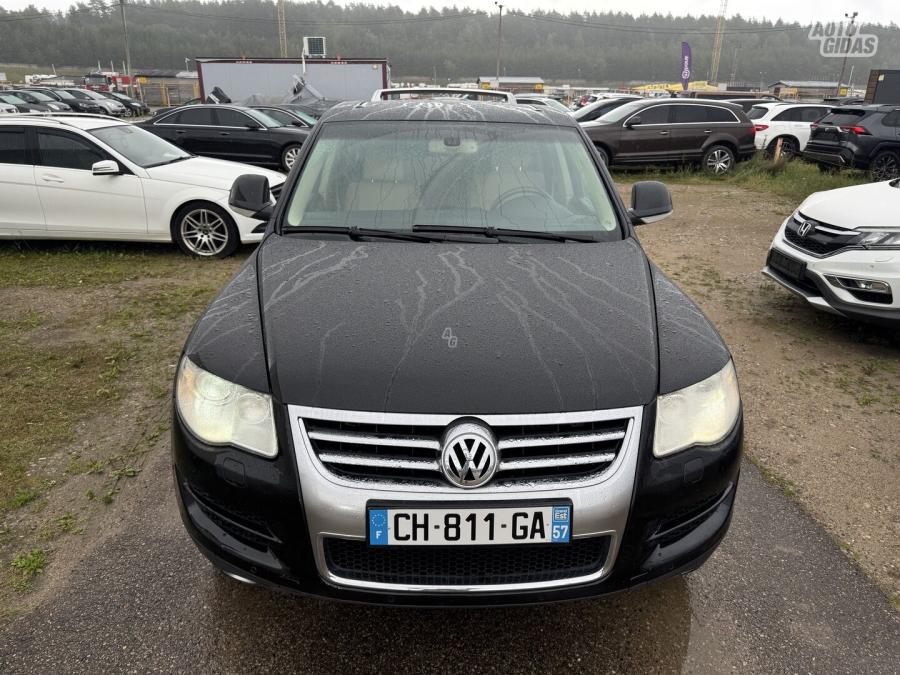 Black Volkswagen Touareg 2008 in Vilnius, with an engine capacity of 3.00 L and mileage of 249 thousand km for 4250 €, photo 3 on AUTOMOTO.COM.LV