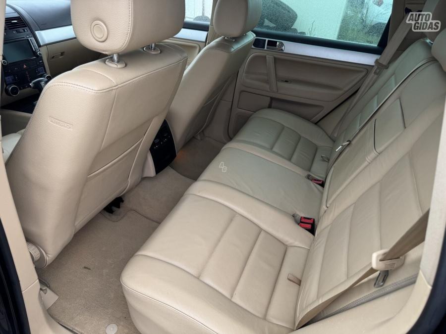 Black Volkswagen Touareg 2008 in Vilnius, with an engine capacity of 3.00 L and mileage of 249 thousand km for 4250 €, photo 10 on AUTOMOTO.COM.LV
