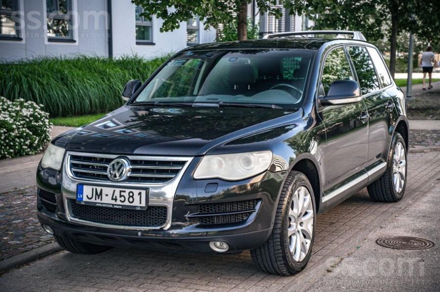 Black Volkswagen Touareg 2008 in Riga, with an engine capacity of 3.00 L and mileage of 346 thousand km for 1990 €, photo 1 on AUTOMOTO.COM.LV