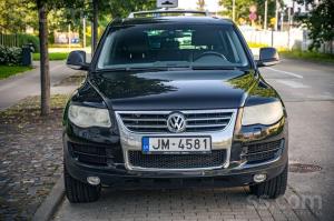 Black Volkswagen Touareg 2008 in Riga, with an engine capacity of 3.00 L and mileage of 346 thousand km for 1990 €, photo 3 on AUTOMOTO.COM.LV