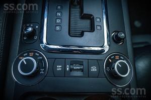 Black Volkswagen Touareg 2008 in Riga, with an engine capacity of 3.00 L and mileage of 346 thousand km for 1990 €, photo 11 on AUTOMOTO.COM.LV