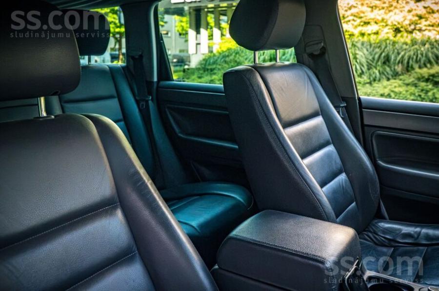 Black Volkswagen Touareg 2008 in Riga, with an engine capacity of 3.00 L and mileage of 346 thousand km for 1990 €, photo 15 on AUTOMOTO.COM.LV