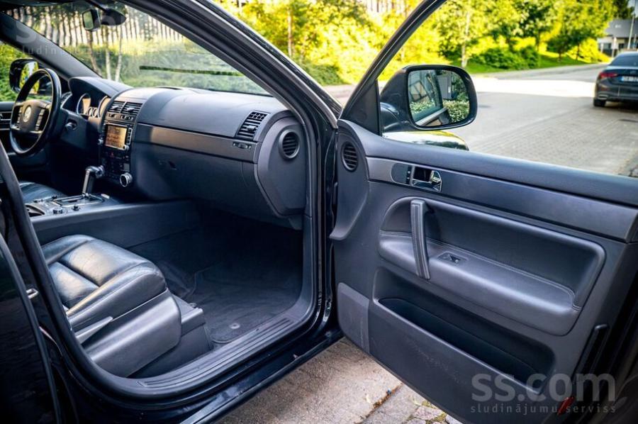 Black Volkswagen Touareg 2008 in Riga, with an engine capacity of 3.00 L and mileage of 346 thousand km for 1990 €, photo 16 on AUTOMOTO.COM.LV