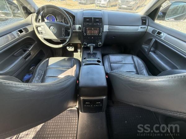 Black Volkswagen Touareg 2008 in Riga, with an engine capacity of 3.00 L and mileage of 310 thousand km for 6990 €, photo 5 on AUTOMOTO.COM.LV