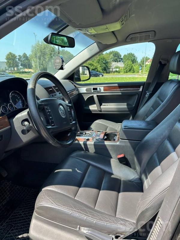 Black Volkswagen Touareg 2008 in Riga, with an engine capacity of 3.00 L and mileage of 322 thousand km for 5000 €, photo 6 on AUTOMOTO.COM.LV