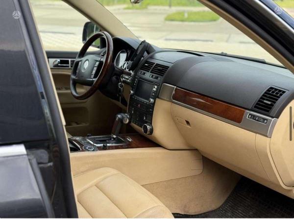 Black Volkswagen Touareg 2008 in Vilnius, with an engine capacity of 2.50 L and mileage of 315 thousand km for 1900 €, photo 9 on AUTOMOTO.COM.LV