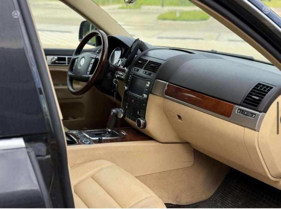 Melns Volkswagen Touareg 2008 Viļņa, ar dzinēja tilpumu 2.50 L un nobraukumu 315 tūkst. km par 1900 €, foto 10 vietnē AUTOMOTO.COM.LV
