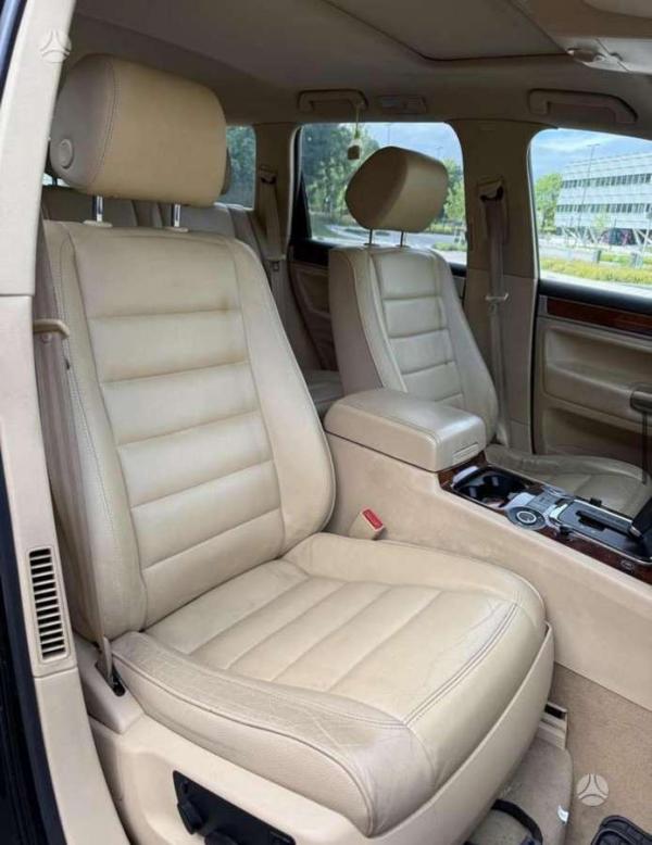 Black Volkswagen Touareg 2008 in Vilnius, with an engine capacity of 2.50 L and mileage of 315 thousand km for 1900 €, photo 10 on AUTOMOTO.COM.LV