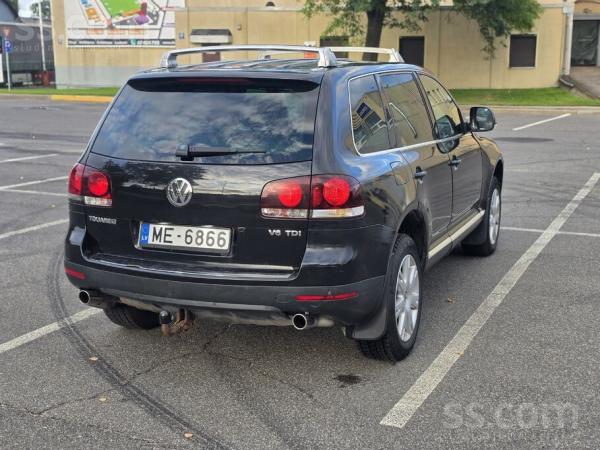 Black Volkswagen Touareg 2008 in Riga, with an engine capacity of 3.00 L and mileage of 294 thousand km for 5000 €, photo 3 on AUTOMOTO.COM.LV