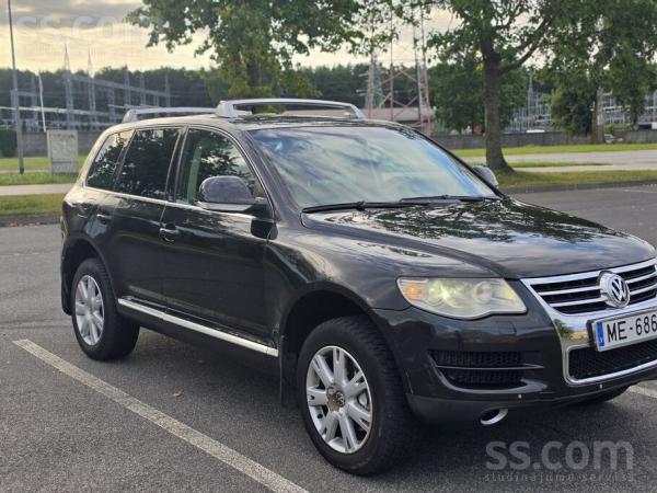 Black Volkswagen Touareg 2008 in Riga, with an engine capacity of 3.00 L and mileage of 294 thousand km for 5000 €, photo 4 on AUTOMOTO.COM.LV