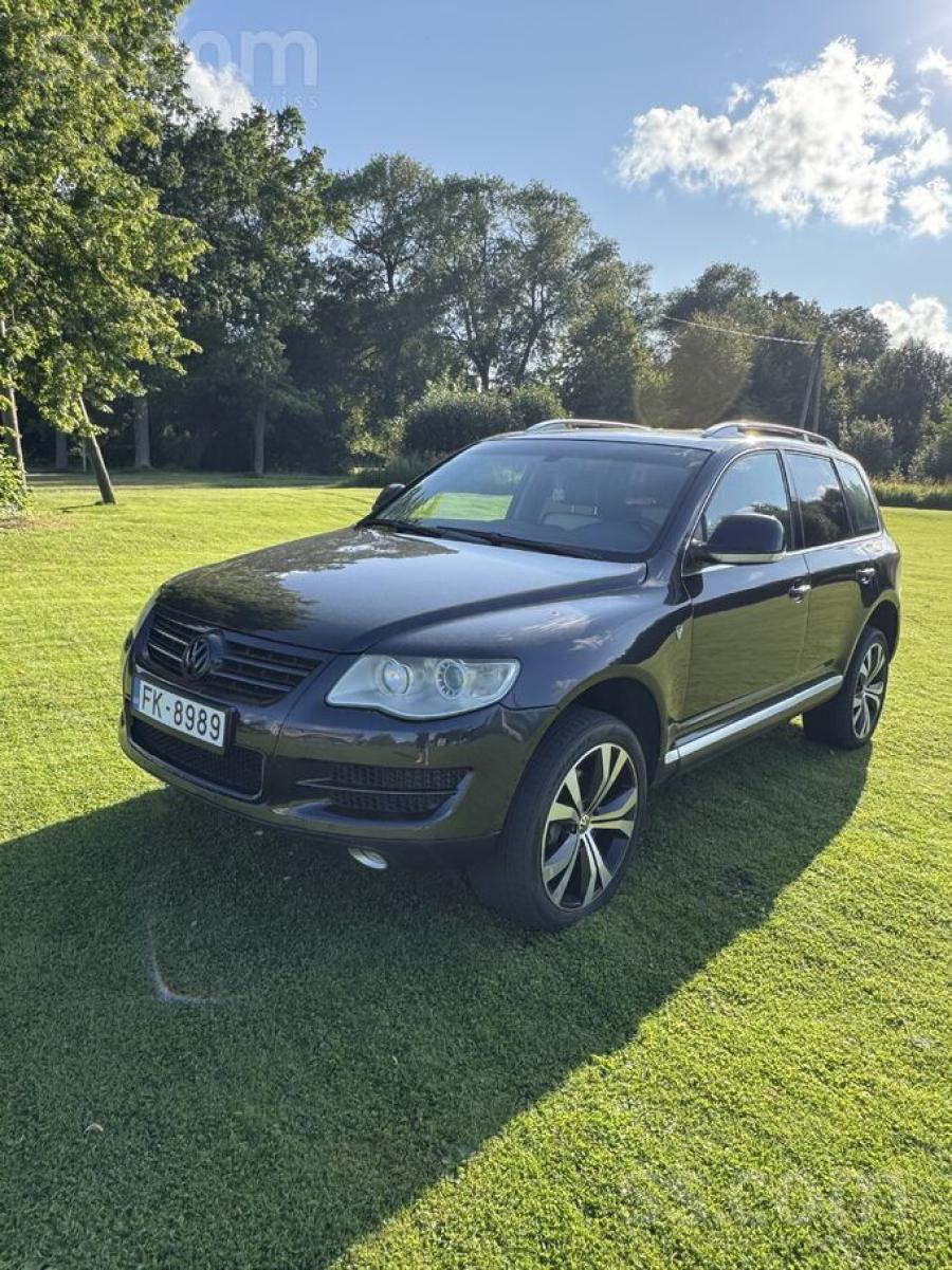 Black Volkswagen Touareg 2008 in Ventspils, with an engine capacity of 3.00 L and mileage of 345 thousand km for 5400 €, photo 1 on AUTOMOTO.COM.LV