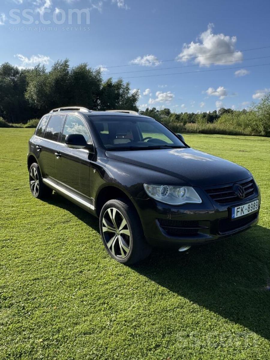 Black Volkswagen Touareg 2008 in Ventspils, with an engine capacity of 3.00 L and mileage of 345 thousand km for 5400 €, photo 3 on AUTOMOTO.COM.LV