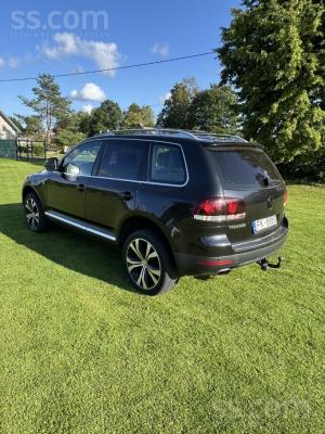 Black Volkswagen Touareg 2008 in Ventspils, with an engine capacity of 3.00 L and mileage of 345 thousand km for 5400 €, photo 4 on AUTOMOTO.COM.LV