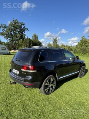 Black Volkswagen Touareg 2008 in Ventspils, with an engine capacity of 3.00 L and mileage of 345 thousand km for 5400 €, photo 5 on AUTOMOTO.COM.LV