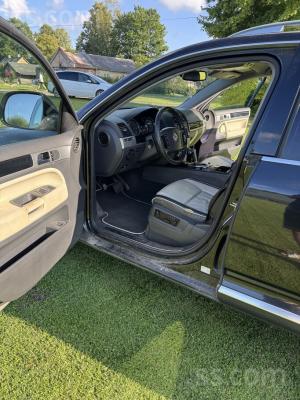 Black Volkswagen Touareg 2008 in Ventspils, with an engine capacity of 3.00 L and mileage of 345 thousand km for 5400 €, photo 11 on AUTOMOTO.COM.LV