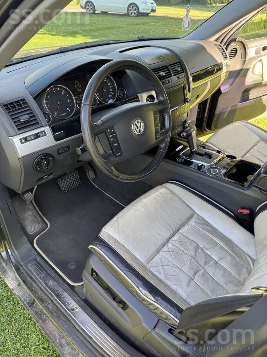 Black Volkswagen Touareg 2008 in Ventspils, with an engine capacity of 3.00 L and mileage of 345 thousand km for 5400 €, photo 12 on AUTOMOTO.COM.LV