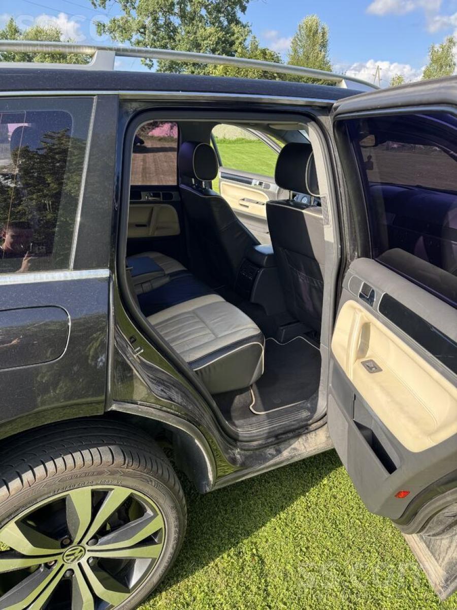 Black Volkswagen Touareg 2008 in Ventspils, with an engine capacity of 3.00 L and mileage of 345 thousand km for 5400 €, photo 17 on AUTOMOTO.COM.LV