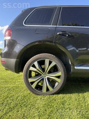 Black Volkswagen Touareg 2008 in Ventspils, with an engine capacity of 3.00 L and mileage of 345 thousand km for 5400 €, photo 25 on AUTOMOTO.COM.LV
