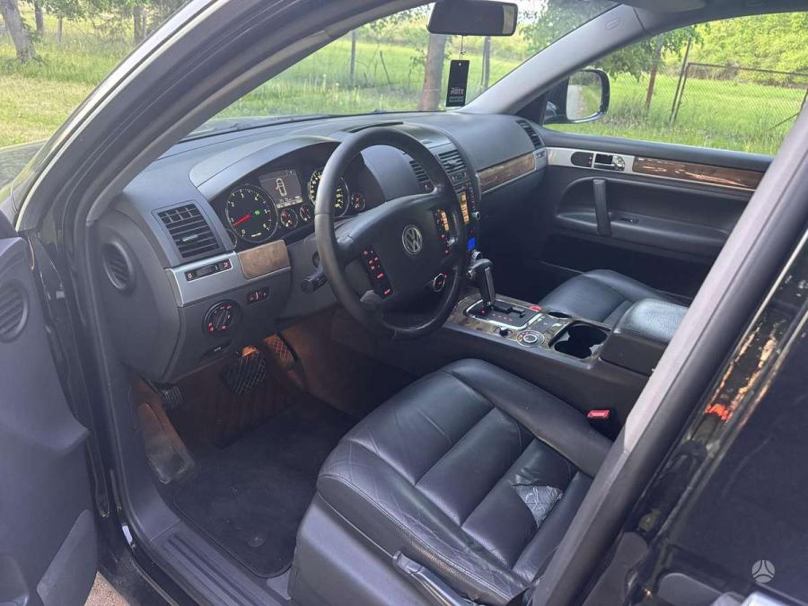 Melns Volkswagen Touareg 2008 Kauņa, ar dzinēja tilpumu 2.97 L un nobraukumu 329 tūkst. km par 5650 €, foto 10 vietnē AUTOMOTO.COM.LV