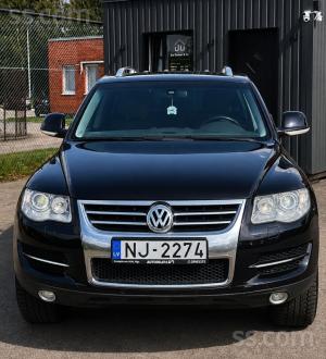 Black Volkswagen Touareg 2008 in Riga, with an engine capacity of 3.00 L and mileage of 304 thousand km for 5990 €, photo 3 on AUTOMOTO.COM.LV